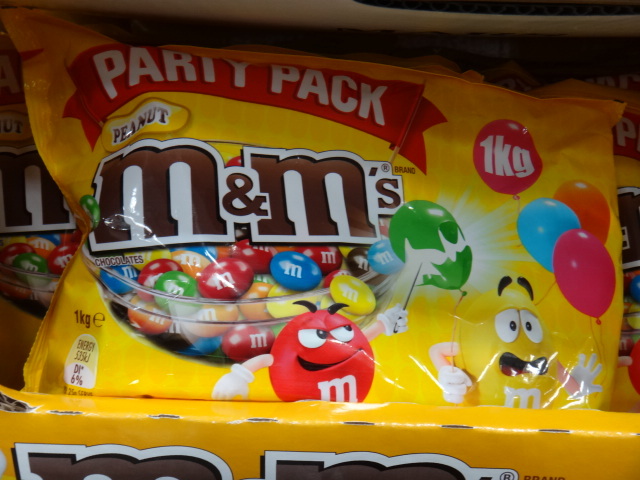 M&Ms PEANUT PARTY VALUE BAG 1KG - Bulk Wholesale Cheap Lindt Balls ...